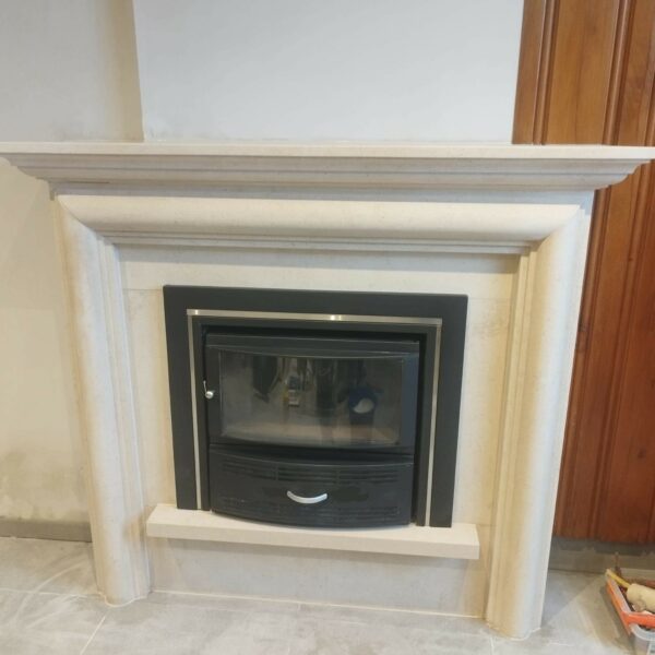 Cheminées décoratives en pierre calcaire beige - Carrières de Maffle