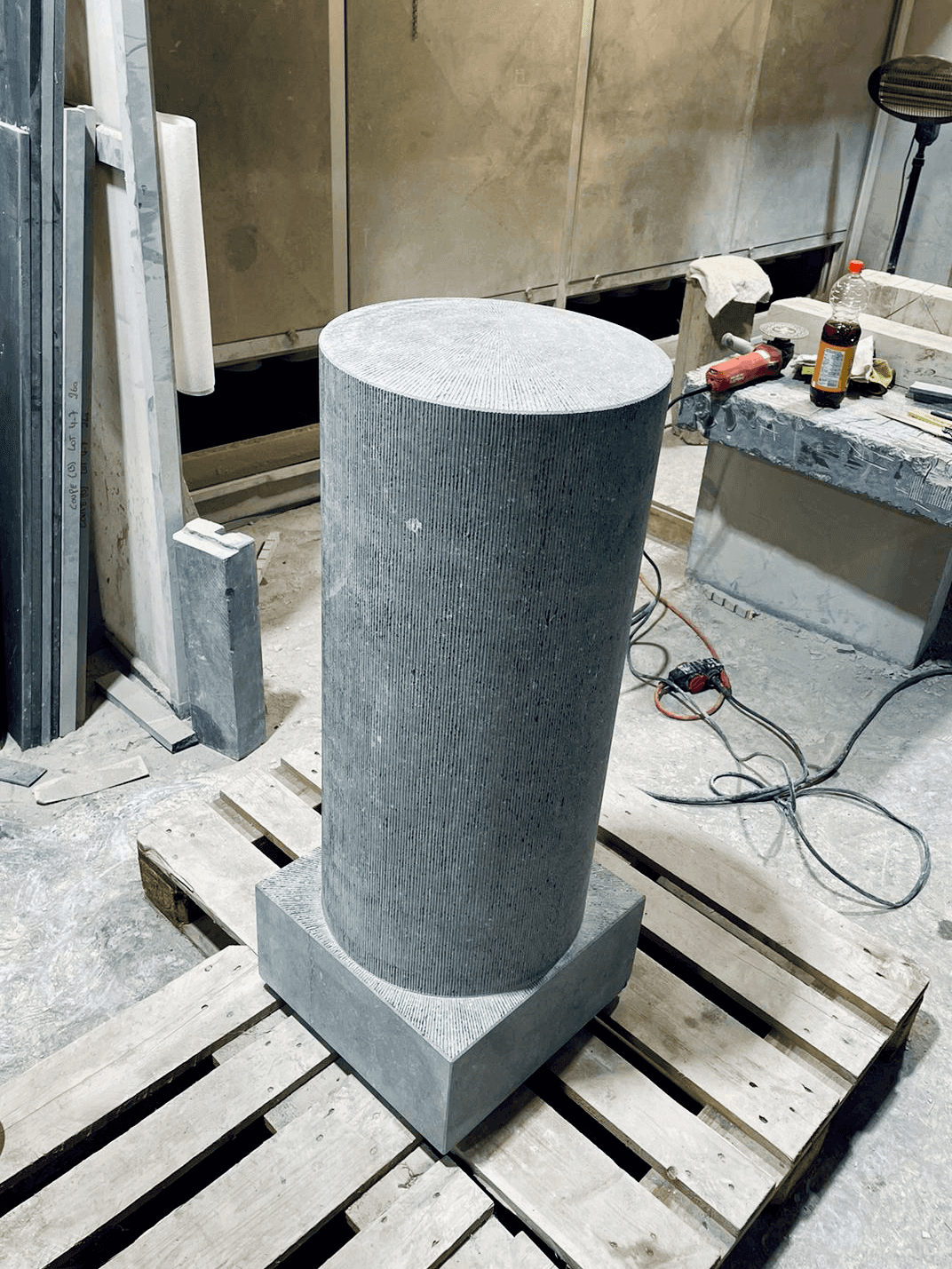 Bornes et couvre-mur ciselés en Pierre Bleue de Belgique - Carrières de ...